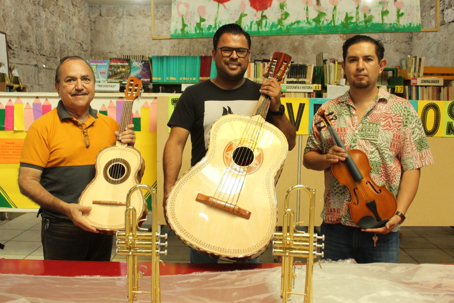 Entrega Gil Martínez instrumentos musicales al Mariachi Juvenil de ...